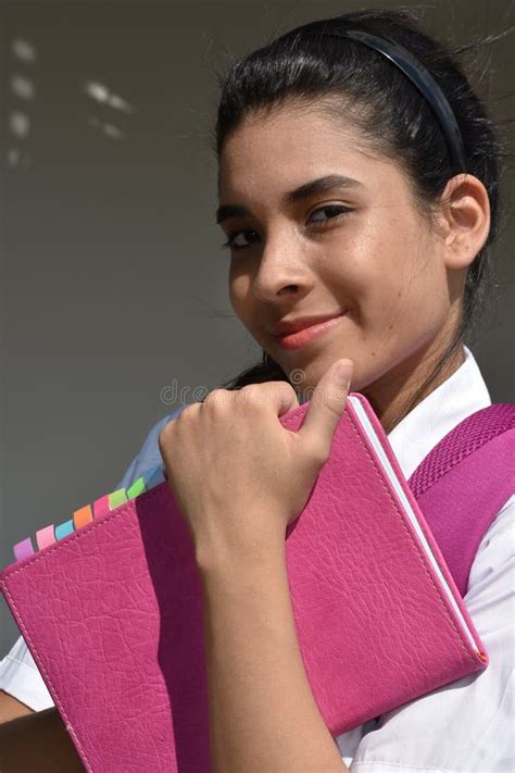 Nettes Kolumbianisches Schulmädchen Und glück Mit Notizbuch Stockfoto Bild von angenehm froh