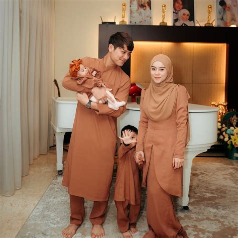 Masih Edisi Lebaran Lesti Kejora Posting Foto Keluarga Dengan Outfit Kembaran Yang Kece Parah