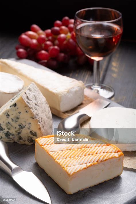 프랑스의 구색 블루 치즈 브리 뮌스터 부드러운 염소 치즈에 치즈 플레이트 구겨진에 대한 스톡 사진 및 기타 이미지 구겨진 날카로운 냄새 맡기 Istock