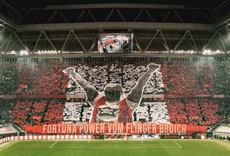 Fortuna Düsseldorf vor ausverkauftem Haus gegen Schalke 04 falsche 9