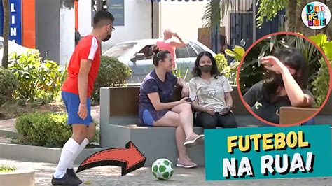 PEGADINHA FINGINDO CHUTAR A BOLA EM ESTRANHOS YouTube
