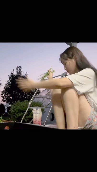 시골에서 모기와 싸우면서 부추 다듬기😇 모기 이모티콘 있는거 실화 🦟 Youtube