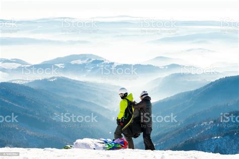 산의 눈 덮인 경사면에서 발사할 준비를 하는 패러글라이더 앞뒤로 나란히에 대한 스톡 사진 및 기타 이미지 앞뒤로 나란히