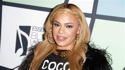 Watch Faith Evans Sings At Kim Porters Funeral