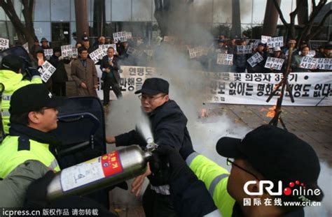 韩民众烧毁金正恩头像抗议延坪岛炮击事件 图 金正恩 延坪岛 韩国 新浪新闻
