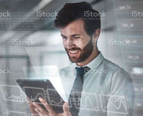 연구 태블릿 데이터 오버레이 및 사무실에서 핀테크 그래픽을 가진 사업가의 그래프 미래 투자를 위해 일하는 사업가와 함께하는 미래