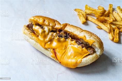 멜트 체다 치즈와 감자를 곁들인 필라델피아 치즈 스테이크 샌드위치 고기에 대한 스톡 사진 및 기타 이미지 고기 버섯 빵 Istock