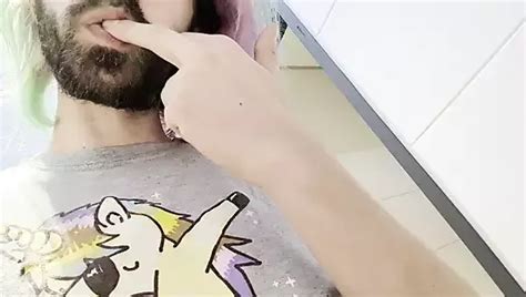 在贞操带撒尿特写 Xhamster