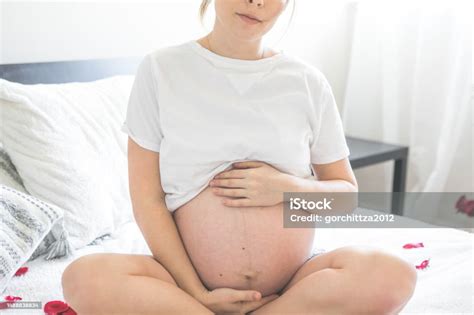 침대에 앉아 있는 임산부 임신 모성 및 산전 관리의 개념 새로운 삶을 가진 엄마 30 34세에 대한 스톡 사진 및 기타 이미지