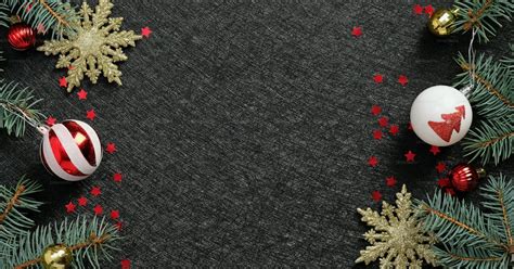 빨간색과 흰색 공 장식 황금 눈송이 색종이가 있는 럭셔리 블랙 크리스마스 배경 크리스마스 배너 모형 새해 인사말 카드 디자인 사진 Unsplash의 나무 이미지