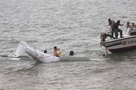 珠海一架小型飞机试飞中坠海 已打捞上岸