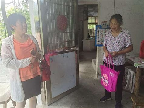 水吼镇三里村妇联入户走访发放“母亲邮包”澎湃号·政务澎湃新闻 The Paper