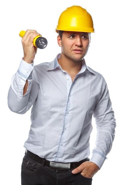 Retrato De Hombre Con Casco De Seguridad Amarillo Y Linterna Sobre