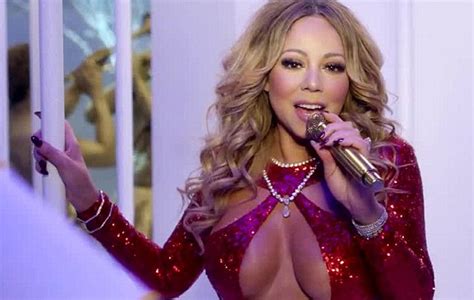 Mariah Carey Με αποκαλυπτική κόκκινη τουαλέτα τραγουδά με τα παιδιά της το Here comes Santa Claus