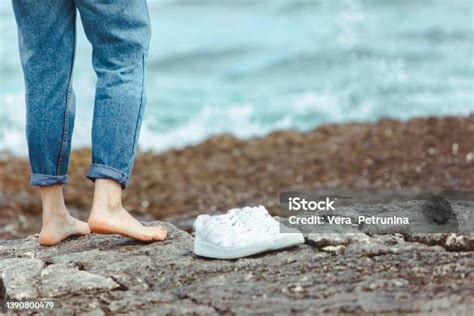 바닷가에서 맨발로 걷는 여성이 흰색 신발을 들고 있었다 여름 방학 가린 얼굴에 대한 스톡 사진 및 기타 이미지 가린 얼굴