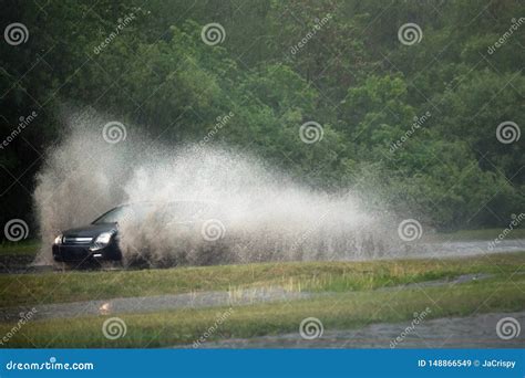 El Coche Corre En Charco Grande En Las Fuertes Lluvias Agua Que