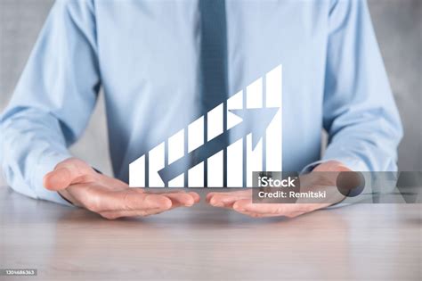 긍정적 인 이익 성장과 그래프를 들고 사업가 남자 계획 그래프 성장과 그의 사업에서 차트 긍정적 인 지표의 증가더 많은 수익성과 성장 개념에 대한 스톡 사진 및 기타 이미지