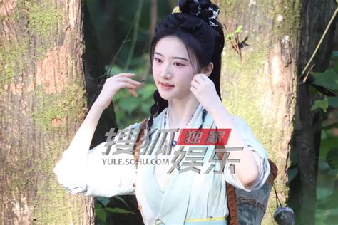 景甜拍摄新戏心情大好 背着竹篓摇摆身体比赞 搜狐大视野 搜狐新闻