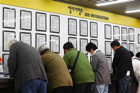 사설 제조업 고용 6년 만에 최대 감소 ‘일자리 대선 시동 걸어야