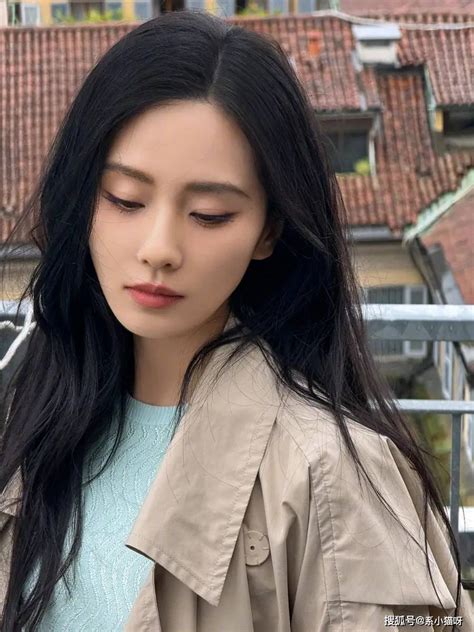 刘诗诗送祝福元宵照曝光 穿风衣单手插兜超美 搜狐大视野 搜狐新闻