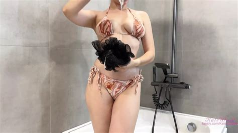 Girlnextdoor à Gros Nichons Exhibe Son Bikin Sexy Sexe Dans La Salle