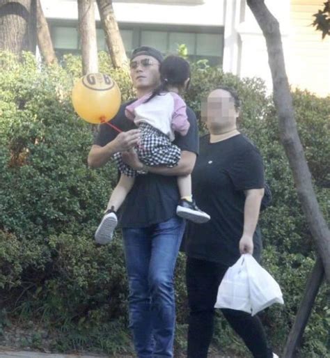 又一个女儿奴！霍建华带女儿出街游玩，边走边亲超宠溺 每日头条