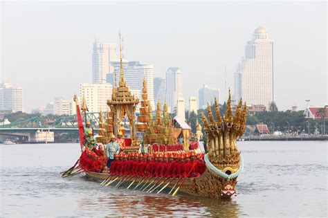 เรือพระที่นั่งอนันตนาคราช ชาวไทยมีความเชื่อว่าพระมหากษัตริย์ทรงเป็นอวตารของพระวิษณุบนโลกมนุษย์