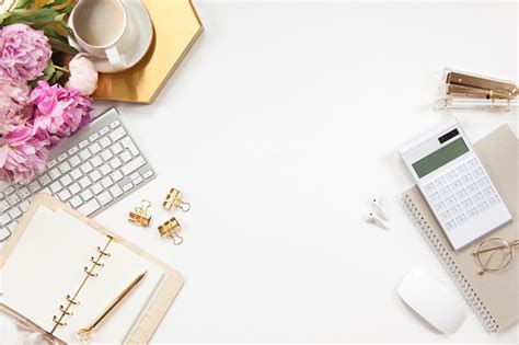Tampilan Atas Aksesori Meja Kantor Yang Bergaya Dengan Keyboard Dan