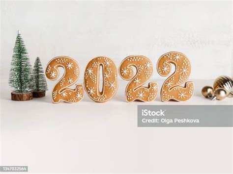 숫자의 형태로 진저 브레드 쿠키 진저 브레드 새해 2022 및 흰색 배경에 계절 축제 장식 2022년에 대한 스톡 사진 및 기타 이미지 Istock