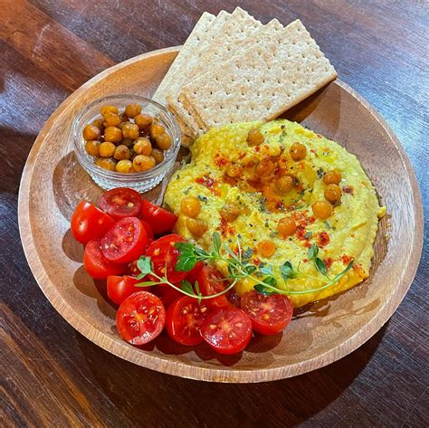 매거진 쓸 쓸 주점🥂 두번째 등장한 안주 후무스 플래터”입니다 후무스란 중동지역 음식으로