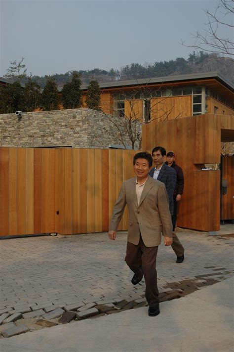 노무현사료관 방문객을 맞이하기 위해 사저에서 웃으며 걸어나오는 노무현 전 대통령