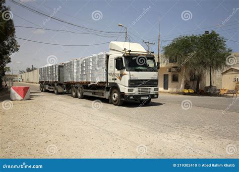 Caminhões Carregados Ajuda Humanitária Passam Para Rafah Na Faixa