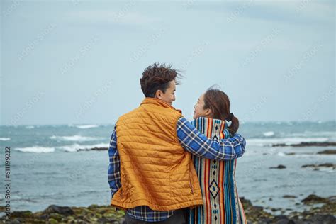 Photo Stock 바다풍경을 보며 즐거워 하는 커플의 뒷모습 Adobe Stock