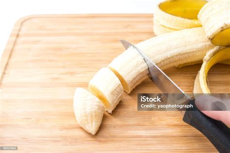 Tangan Lakilaki Memotong Pisang Di Papan Dapur Closeup Fokus Selektif Foto Stok Unduh Gambar