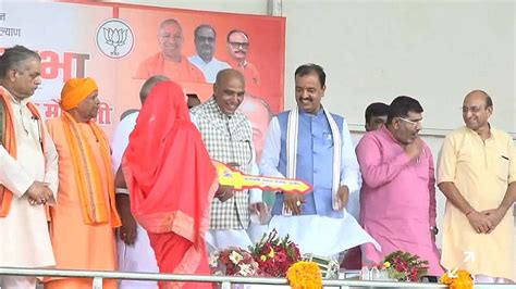 Deputy Cm Keshav Prasad Maurya Distributed Keys Of House Under Central