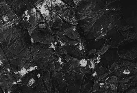 어두운 대리석 블랙 텍스처 돌 배경 바위 질감 균열이있는 바위 표면 바위 더미 페인트 반점 벽 그런 지 거친 구조 추상적인 질감 0명에 대한 스톡 사진 및 기타 이미지