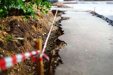 새로운 연석이 설치되고 수리 중인 포장도로 빨간색과 흰색의 주의 테이프로 구분됨 보행자 구역에 대한 스톡 사진 및 기타 이미지 보행자 구역 0명 개선 Istock