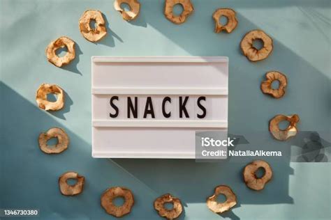 말린 슬라이스 사과 칩과 신선한 사과 건강한 대체 간식 트렌디 한 그림자 텍스트 간식 적절한 영양 개념 맨 위 보기입니다 복사 공간 0명에 대한 스톡 사진 및 기타 이미지