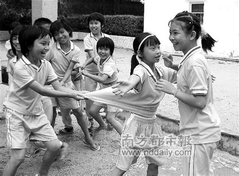 10灾区小朋友西区读书 新闻中心 新浪网