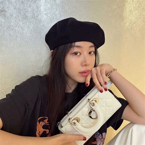 經典lady Dior推出全新尺寸的lady D Joy系列，展現摩登現代感！ Vogue Taiwan