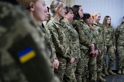 У Збройних Силах почали видавати жіночу військову форму
