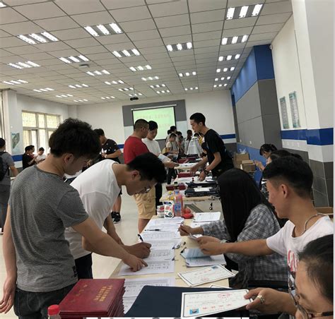 我院为2018届毕业生办理离校手续并颁发毕业证书 汽车与交通学院