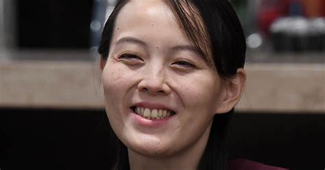 웃으며 인사말하는 김여정