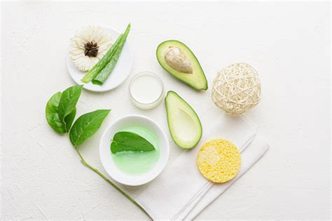 천연 알로에 베라와 아보카도 화장품 핸드메이드 스킨 케어 제품 얼굴 치료 준비 및 피부 상쾌한 크림 배경 천연 화장품과 플랫