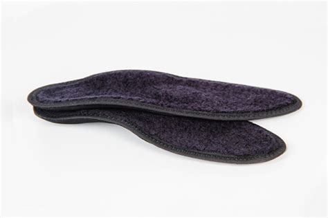 흰색 배경에 격리 된 검은 색 깔창 의료 정형 외과 깔창 발 관리 깔창 컷어웨이 레이어 평평한 발과 발 질환의 치료 및 예방 신발 의 내부 발바닥 건강관리와 의술에 대한