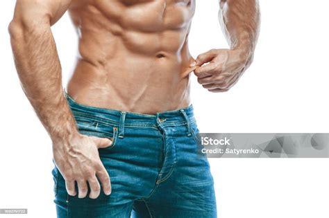 보디 빌딩 용 기구 포즈 아름 다운 스포티 남자 남성 파워입니다 피트 니스 청바지에서 가졌다 에 격리 된 흰색 배경 지방