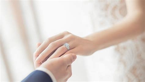 女生左手中指戴戒指说明什么？ 说明书网