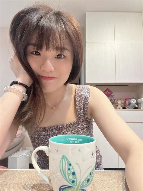 剛化妝的時候 看到頭頂長了一根白髮 覺得一點也不稀奇了 但我還是把他拔了下來 沒有要出門也可以化美美 對自己好一點才會被珍惜