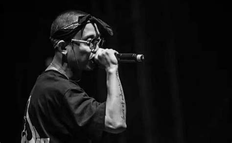 他曾被汪峰淘汰现在简直就是个笑看人间的神仙