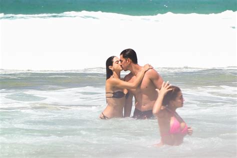 Giovanna Lancellotti é clicada aos beijos namorado em praia de